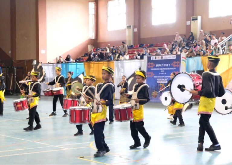 Tampil Sebagai Pembuka, Marching Band Gema Swara Paguntaka Tampil ...